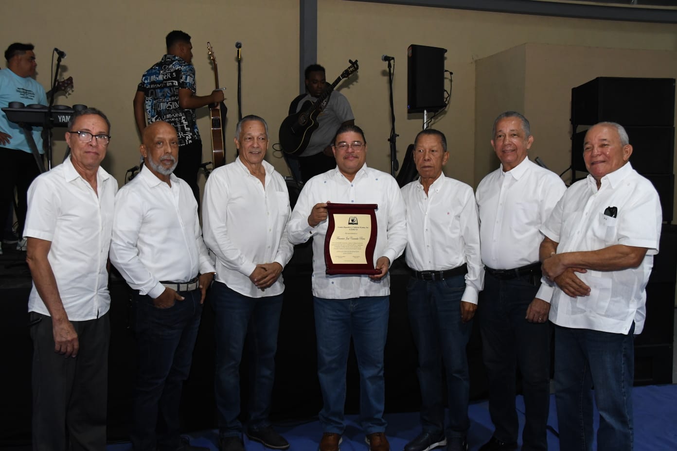 Francisco Camacho es reconocido por el Club Deportivo y Cultural Ozama